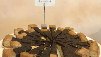Um bolo de chocolate com uma placa acima.