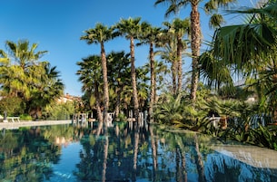 3 piscinas externas, funciona das 9h às 20h, guarda-sóis