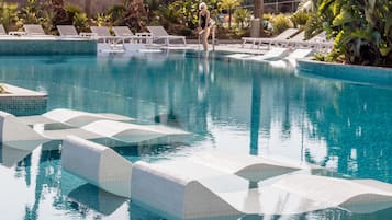 Piscina interna, 3 piscinas externas, guarda-sóis, espreguiçadeiras