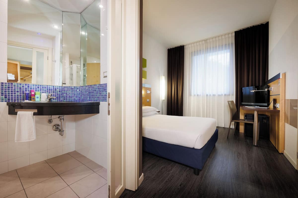Minibar, cofre no quarto, secretária, quartos insonorizados 