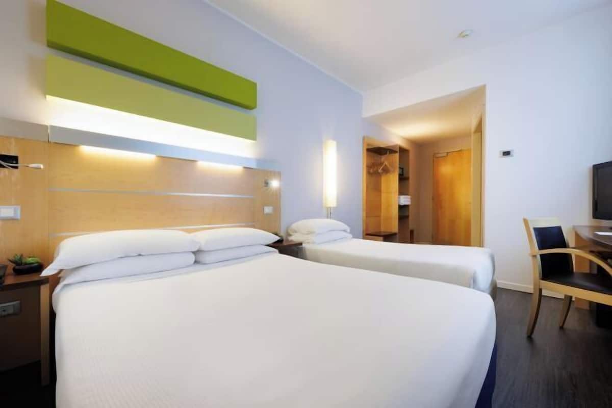 Minibar, cofre no quarto, secretária, quartos insonorizados 
