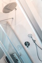 Quarto casal standard | Pia do banheiro