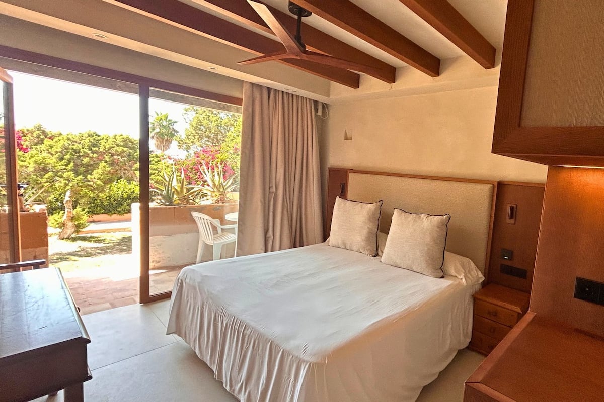 Quarto casal superior, vista para o jardim | Cofres nos quartos, cortinas blackout, quartos à prova de som