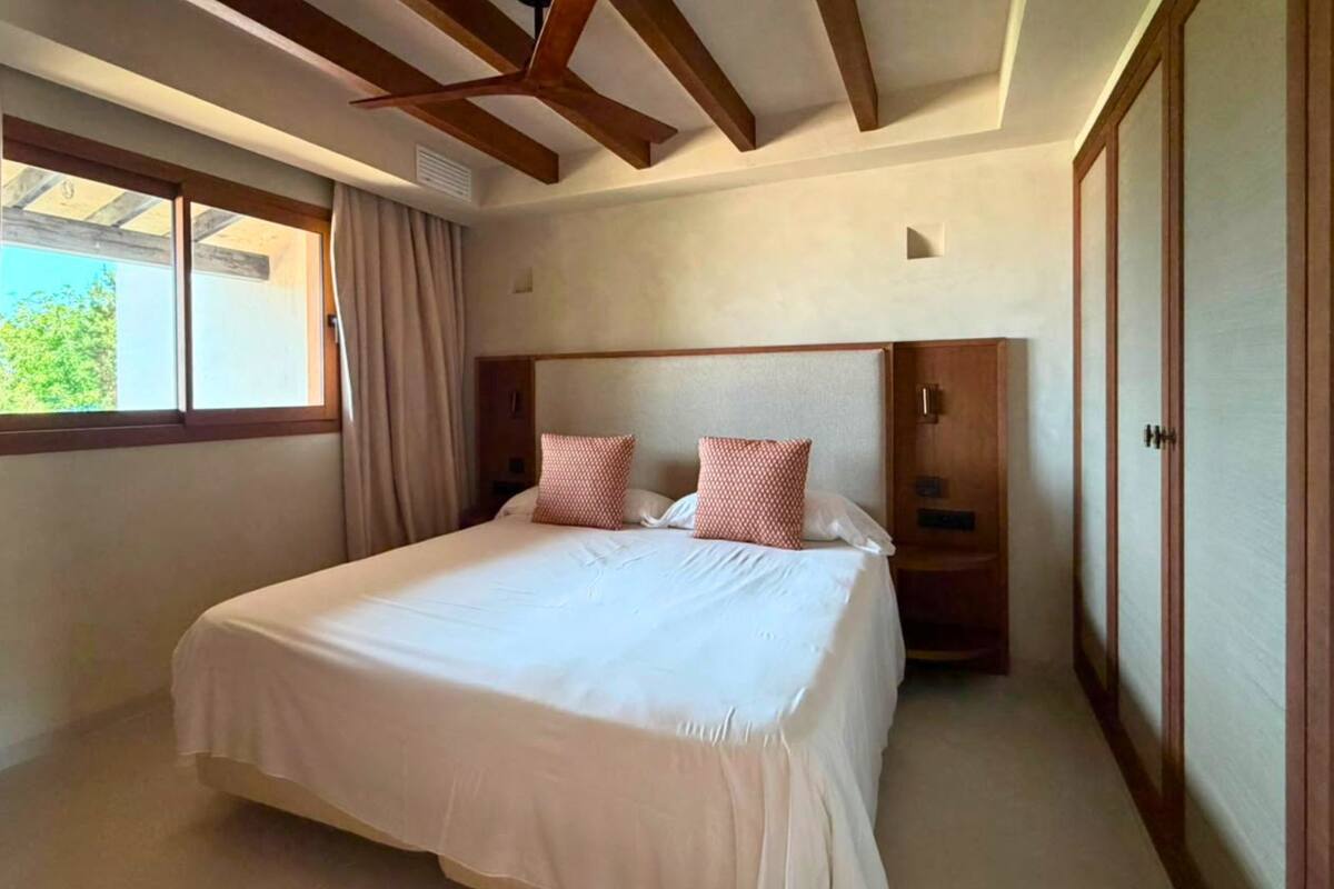 Apartamento família | Cofres nos quartos, cortinas blackout, quartos à prova de som