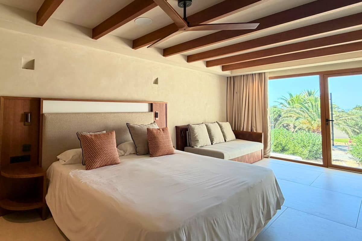 Quarto quádruplo conforto | Cofres nos quartos, cortinas blackout, quartos à prova de som