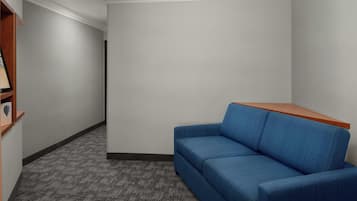 Suíte, 1 cama King | Área de estar | TV de tela plana 55 polegadas com canais a cabo, TV, filmes pagos