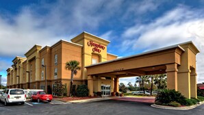Um hotel Hampton Inn sob um céu claro.