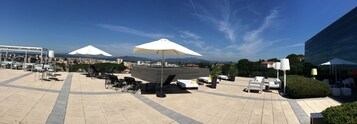 Piscina externa, funciona das 10h às 20h, espreguiçadeiras