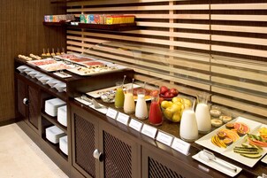 Pequeno-almoço tipo buffet diário mediante uma taxa