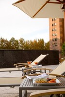 Terraço com espreguiçadeiras