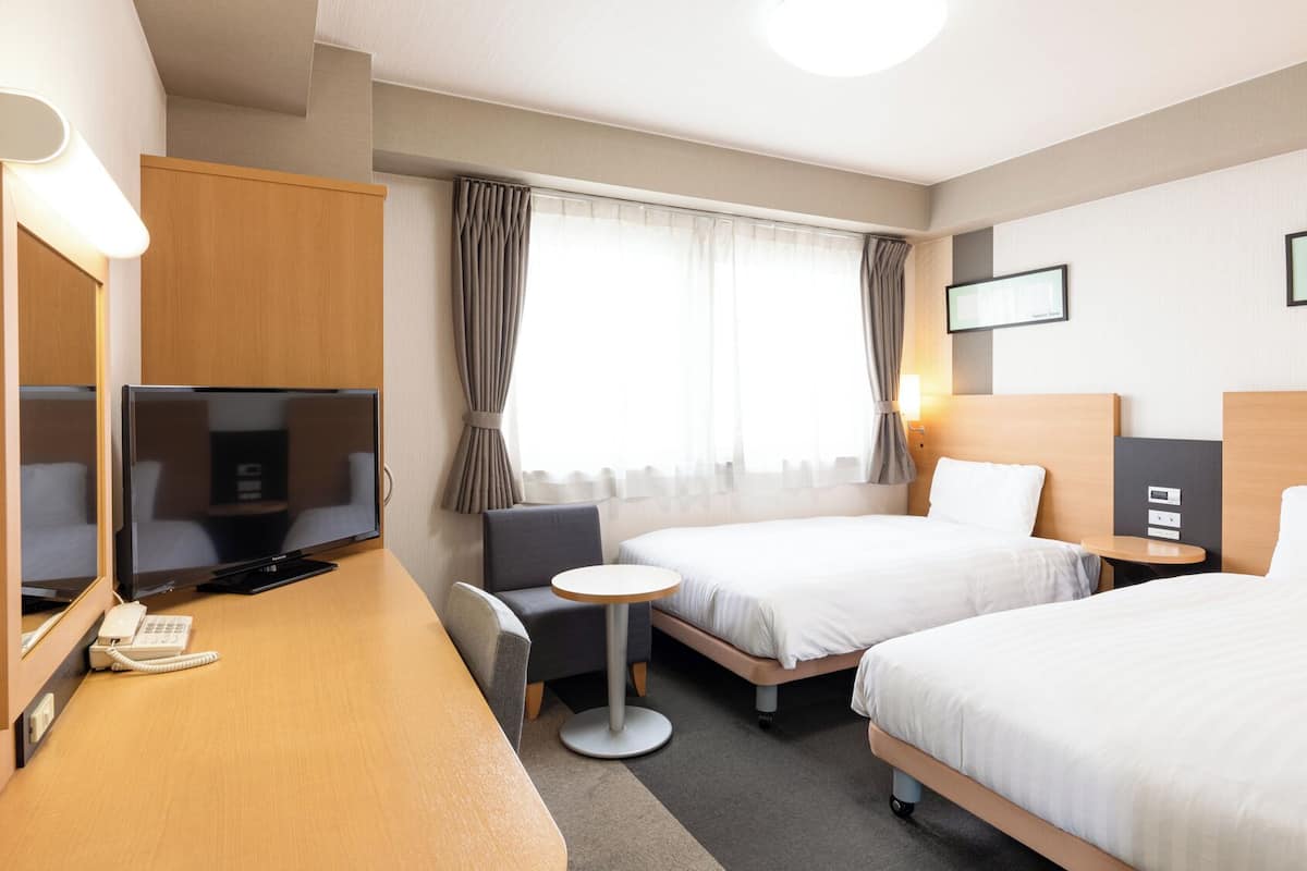 Roupas de cama premium, escrivaninha, cortinas blackout