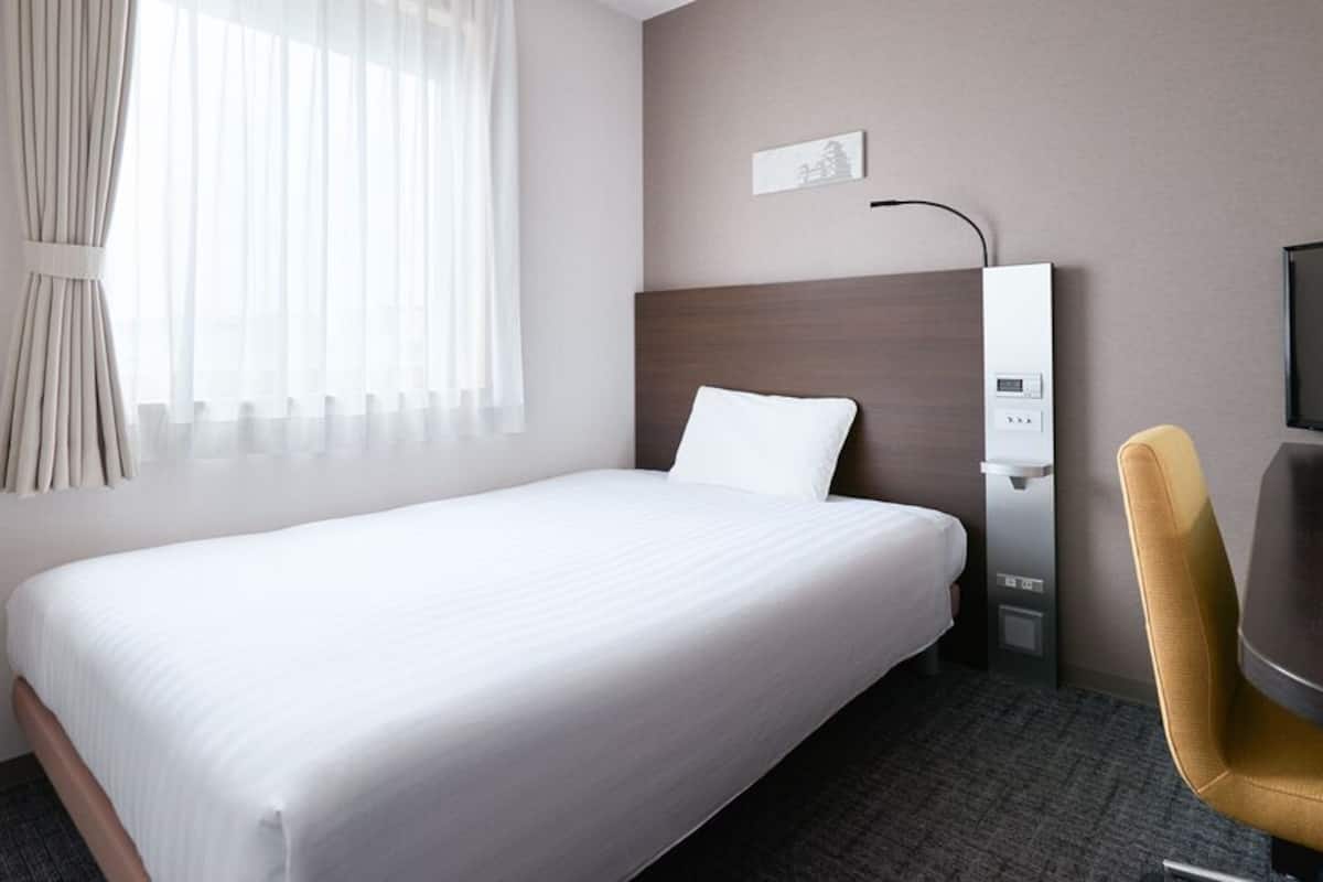 Roupas de cama premium, escrivaninha, cortinas blackout