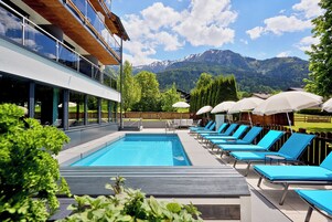 Piscina exterior, guarda-sóis 