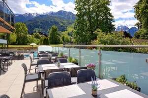 Terraço com espreguiçadeiras