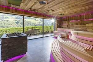 Sauna, banho turco, tratamentos corporais, massagens de pedras quentes 