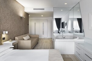 Quarto Júnior, 1 cama king-size e sofá-cama | Roupa de alta qualidade, camas de colchão viscoelástico, minibar 