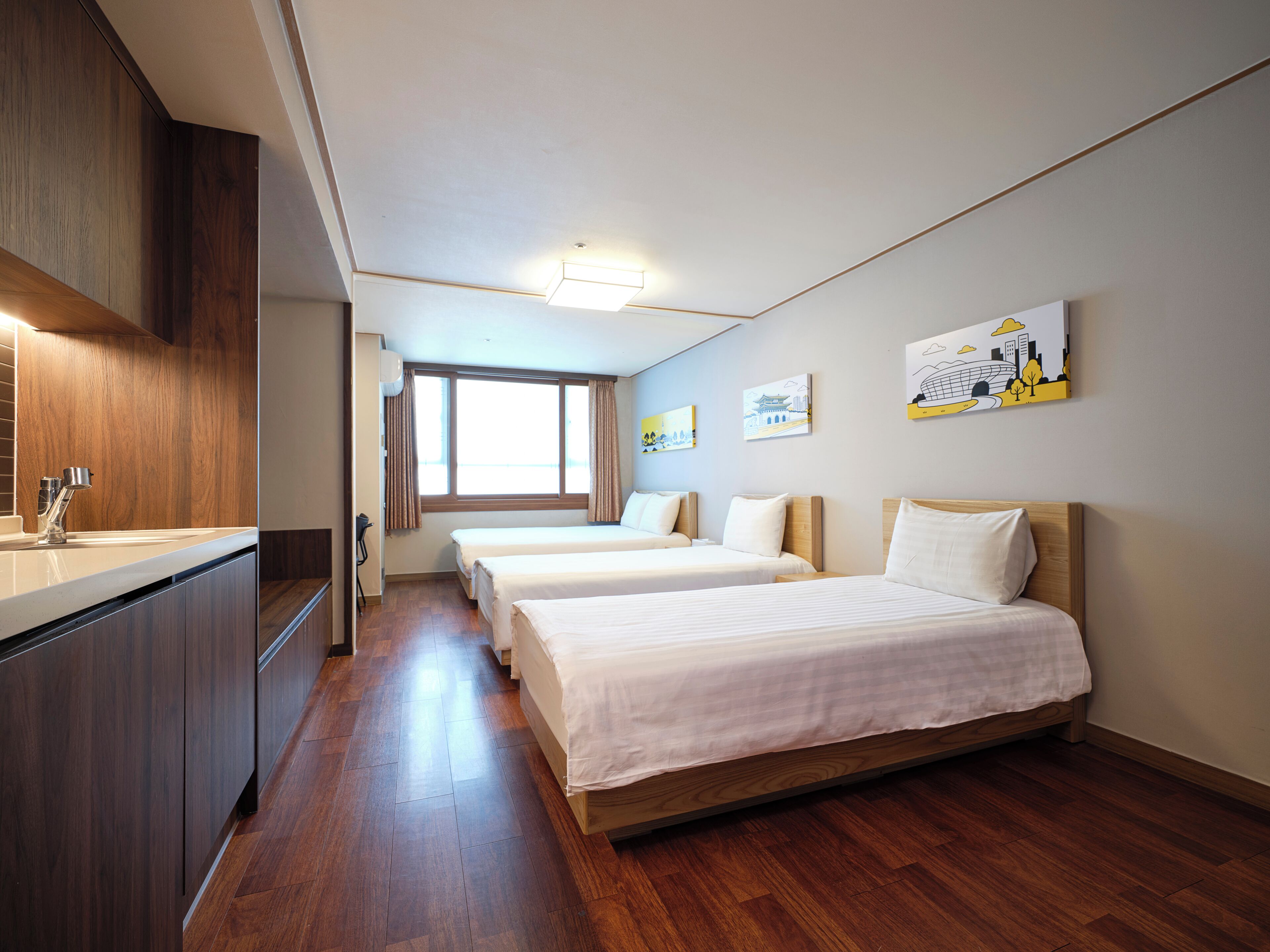 Suite Familiar | Cofre no quarto, secretária, cortinas/cortinados opacos, Wi-fi grátis 