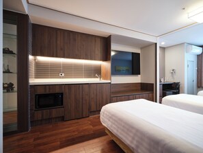 Suite Familiar | Cofre no quarto, secretária, cortinas/cortinados opacos, Wi-fi grátis 