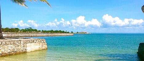 Perto da praia, areia branca, prática de vôlei de praia