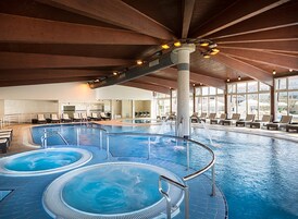 Piscina interior, piscina exterior, guarda-sóis, espreguiçadeiras 