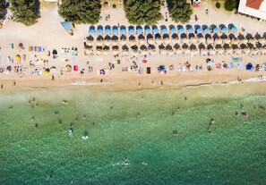 Na praia, espreguiçadeiras, guarda-sóis de praia 