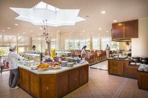 Café da manhã com buffet grátis todos os dias