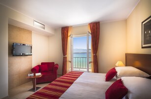 Apartment for 4+2 Seaview | Frigobar, cofres nos quartos, escrivaninha, cortinas blackout