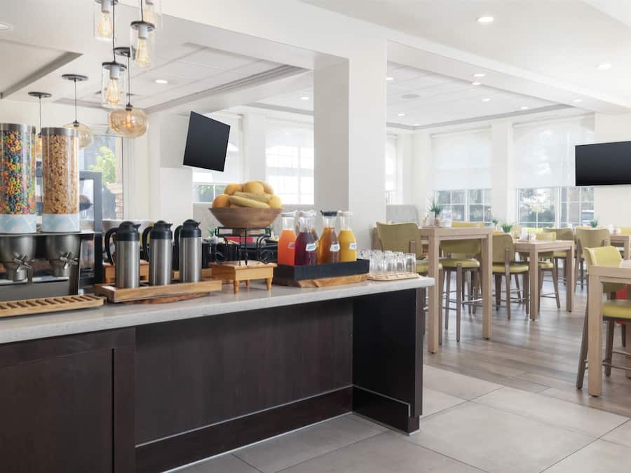 Café da manhã completo todos os dias mediante uma taxa