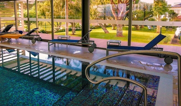 Piscina interior, espreguiçadeiras