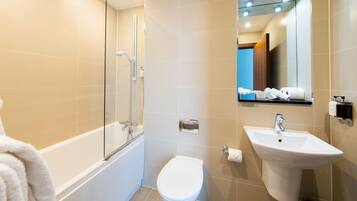 Quarto Duplo Standard, 1 cama de casal | Casa de banho | Uma combinação polibã/banheira, artigos de higiene pessoal grátis