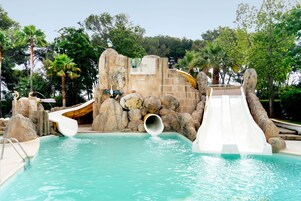 Piscina externa, guarda-sóis, espreguiçadeiras