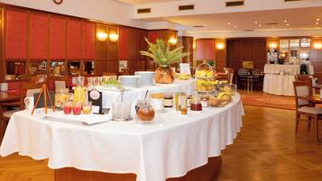 Pequeno-almoço tipo buffet diário (21.00 EUR por pessoa)