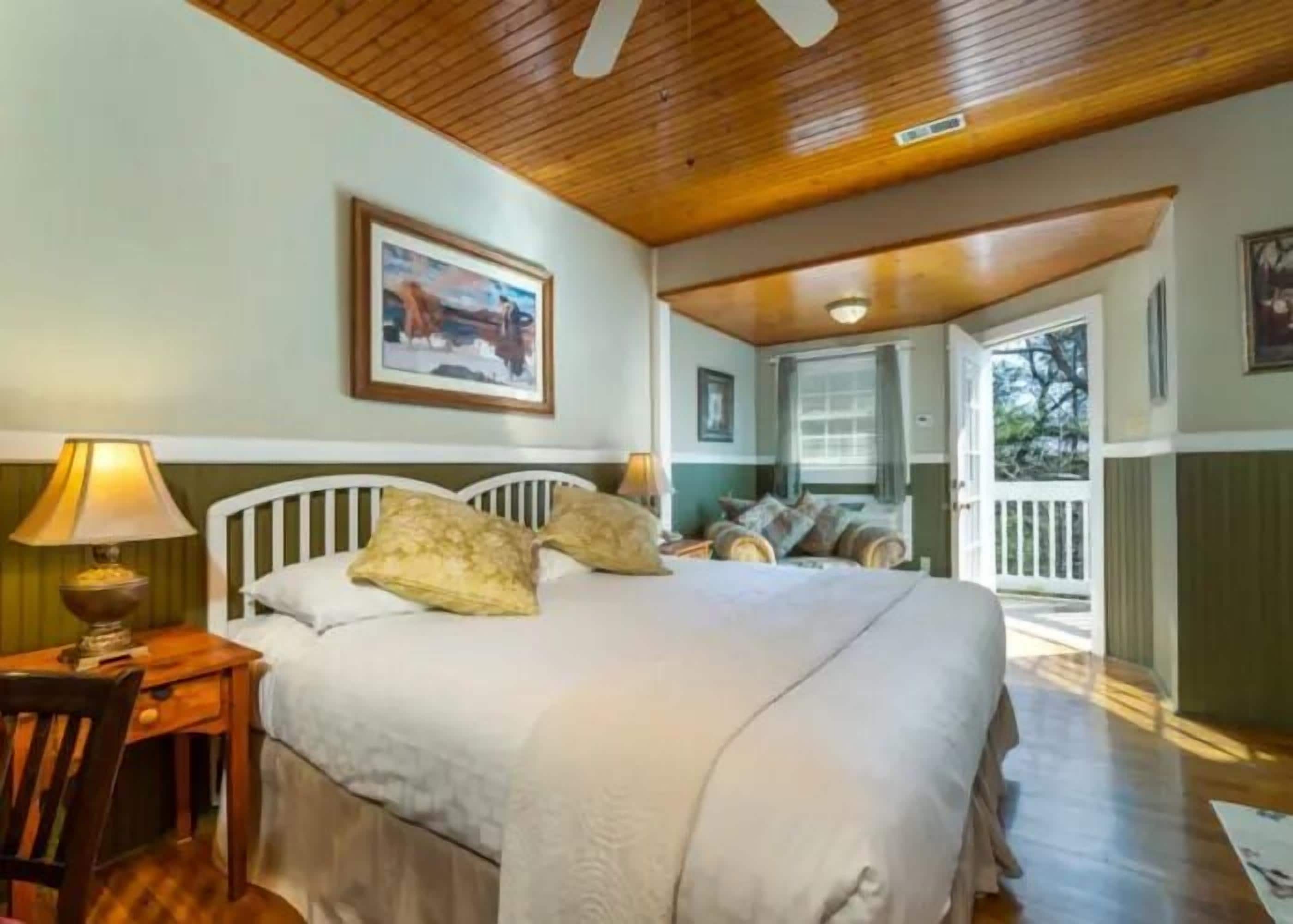 Quarto luxo, 1 cama King | Individualmente decorados, individualmente mobiliados