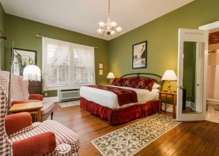 Woodward House Room with Patio | Individualmente decorados, individualmente mobiliados