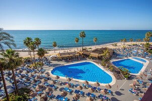 2 piscinas exteriores, da(s) 10:00 à(s) 18:00, guarda-sóis 