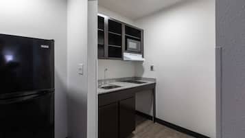 Geladeira grande, micro-ondas, cooktop, cafeteira/chaleira