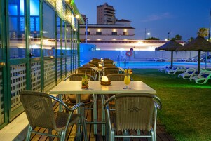 Bar junto à piscina