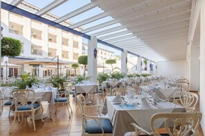 Pequenos-almoços e jantares servidos, incluindo cozinha internacional 