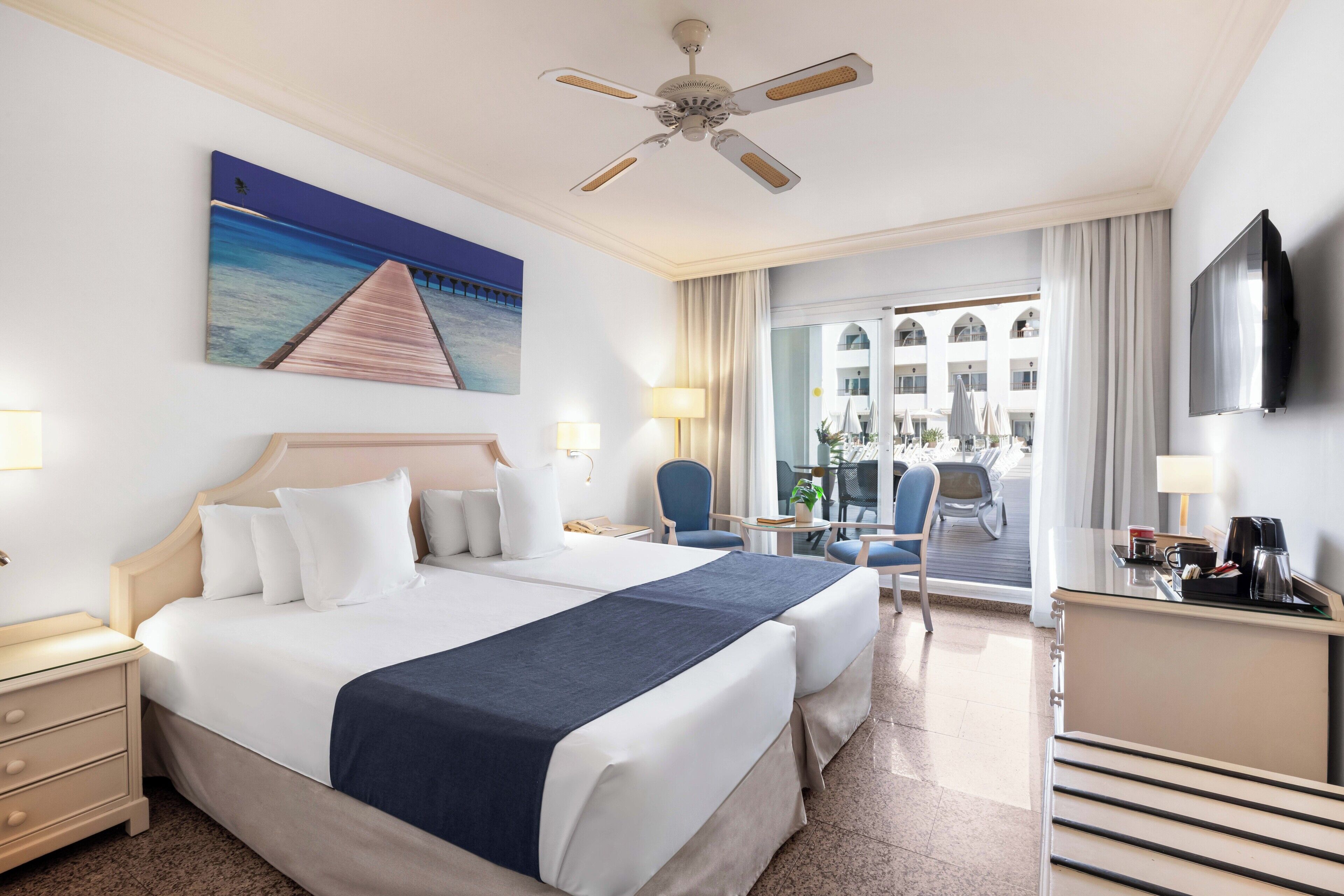 Quarto casal (direct access to pool) | 1 quarto, escrivaninha, cortinas blackout, Wi-Fi de cortesia