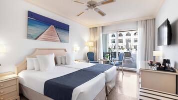 Quarto casal (direct access to pool) | 1 quarto, escrivaninha, cortinas blackout, Wi-Fi de cortesia