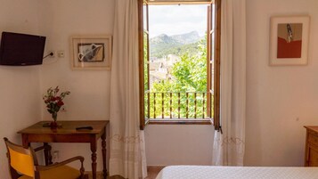 Quarto casal standard | Cofres nos quartos, escrivaninha, ferros/tábuas de passar roupa