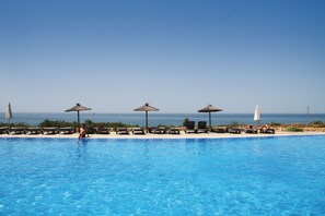 Piscina interna, piscina externa, guarda-sóis, espreguiçadeiras