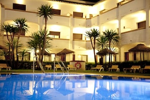 Piscina exterior, da(s) 10:00 à(s) 20:00, guarda-sóis, espreguiçadeiras 