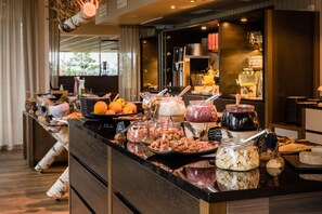 Café da manhã com buffet grátis todos os dias