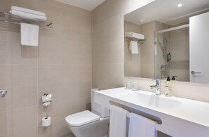 Um secador de cabelo, toalhas fornecidas