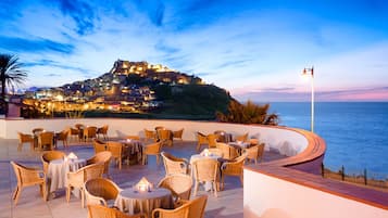 Pequenos-almoços, almoços, jantares servidos, com vista para o oceano