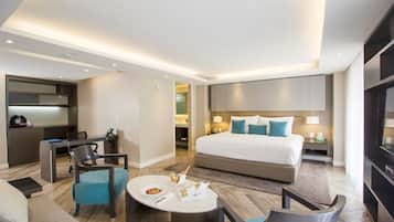 Frigobar, cofres nos quartos, escrivaninha, cortinas blackout