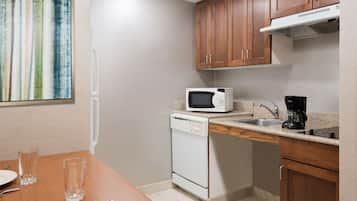 Geladeira, micro-ondas, cooktop, lava-louças