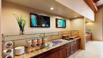 Café da manhã com buffet grátis todos os dias