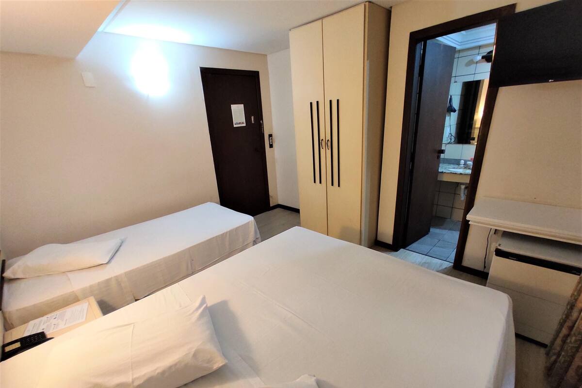 Cofre no quarto, secretária, Wi-fi grátis, roupa de cama fornecida
